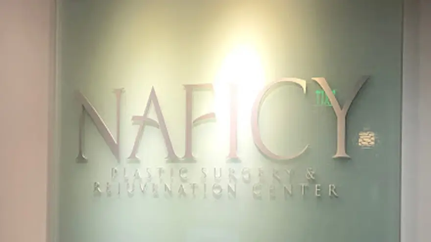 Naficy 성형 외과 및 회춘 센터